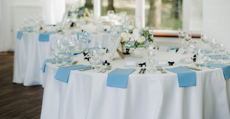 White Linens for Tables Styled to Impress Guests Every Time
